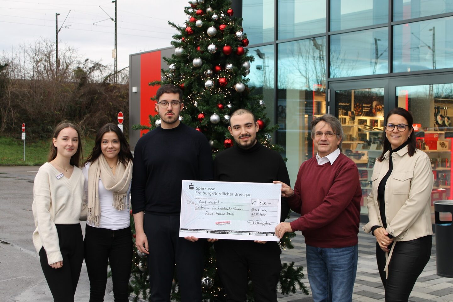 Möbelschau-Azubis aus Norsingen blicken über den Tellerrand hinaus ...