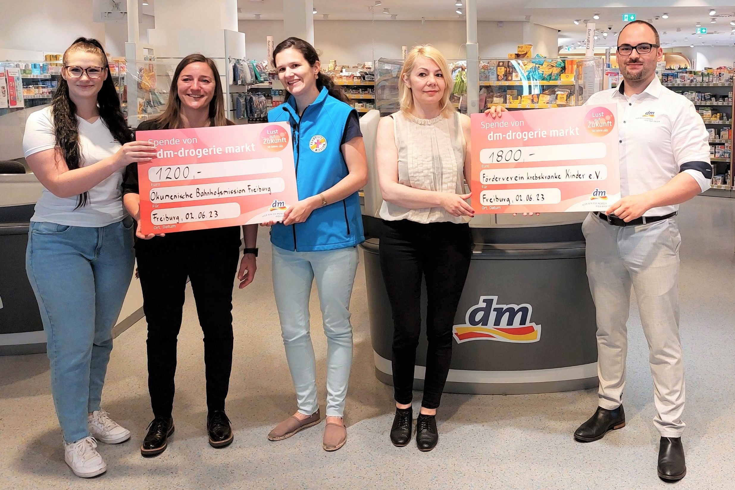 dm-drogerie spendet für Zukunftsprojekte - Förderverein für krebskranke ...